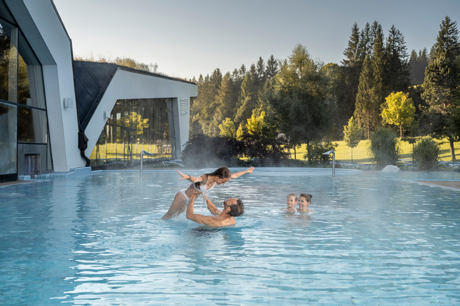 Badewelt mit 6 Becken im In- & Outdoor Bereich in der Erlebnis-Therme Amadé