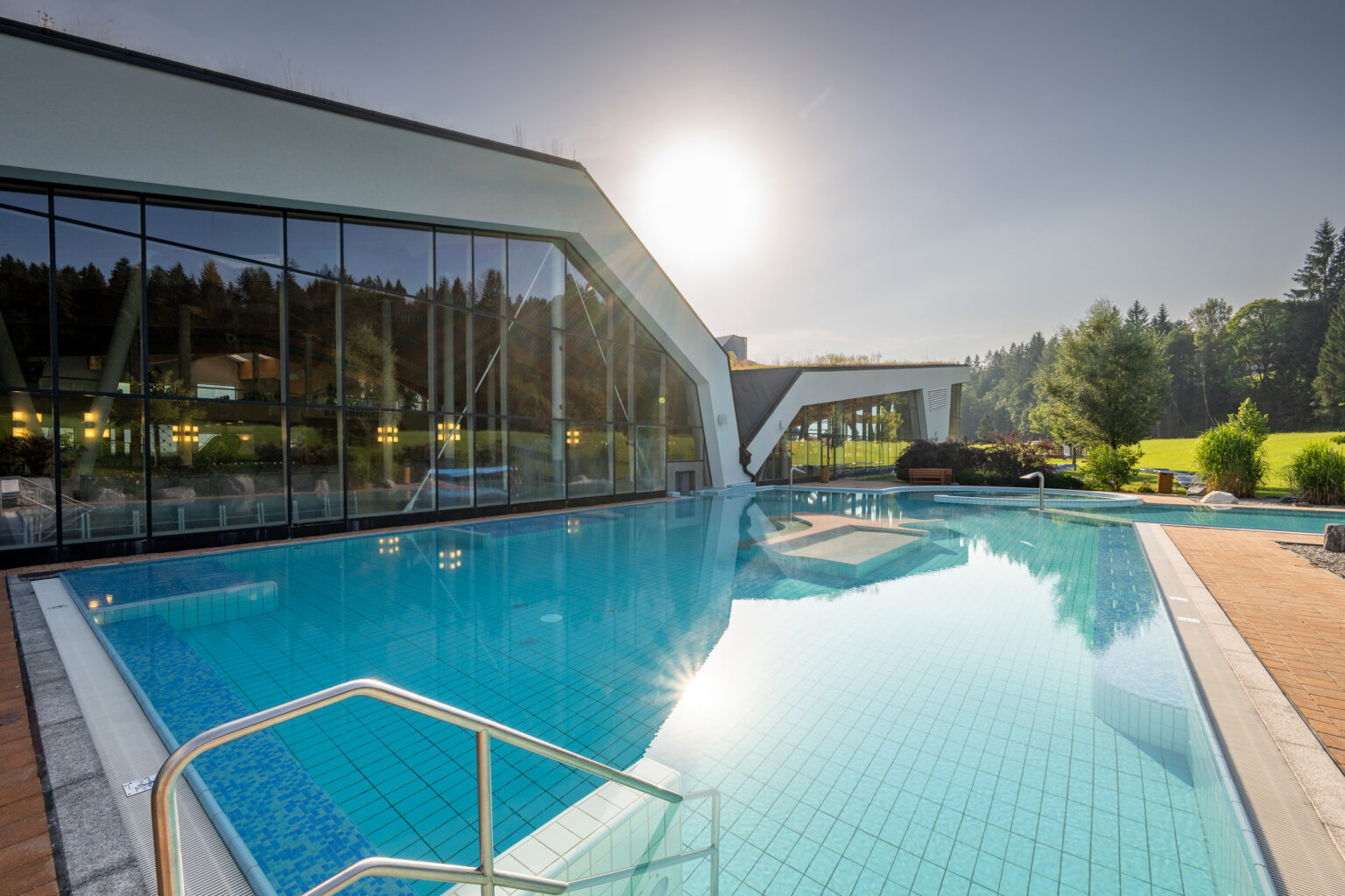 Badewelt mit 6 Becken im In- & Outdoor Bereich in der Erlebnis-Therme Amadé