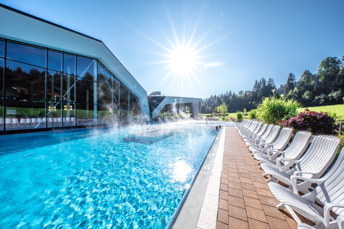 Badewelt mit 6 Becken im In- & Outdoor Bereich in der Erlebnis-Therme Amadé